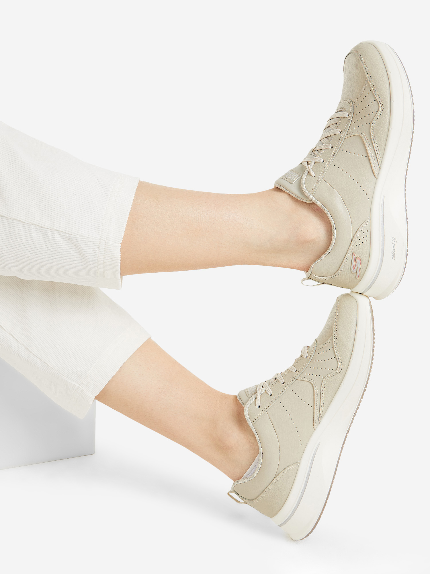 Кроссовки женские Skechers Go Walk Steady бежевый цвет — купить за ...